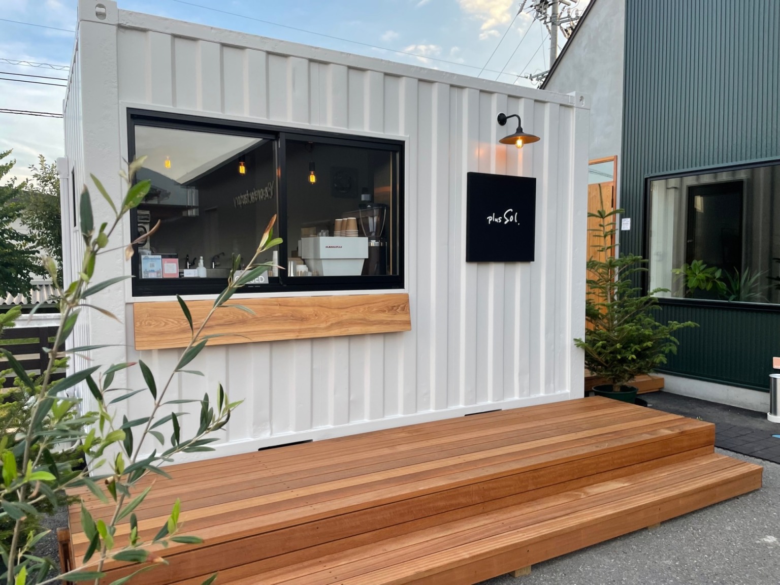 おしゃれなコンテナcafe +sol（ﾌﾟﾗｽ・ｿﾙ） | 上田市の注文住宅・工務店 KENSO（株式会社上田建装社）